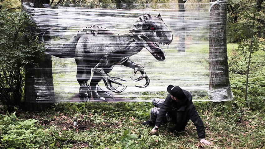 Руски цртач графита улепшава природу: Разапета сликарска платна у шуми ...