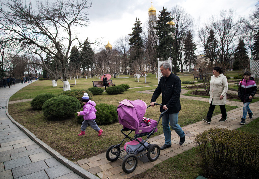 How much does the average Russian family spend on kids? - Russia Beyond
