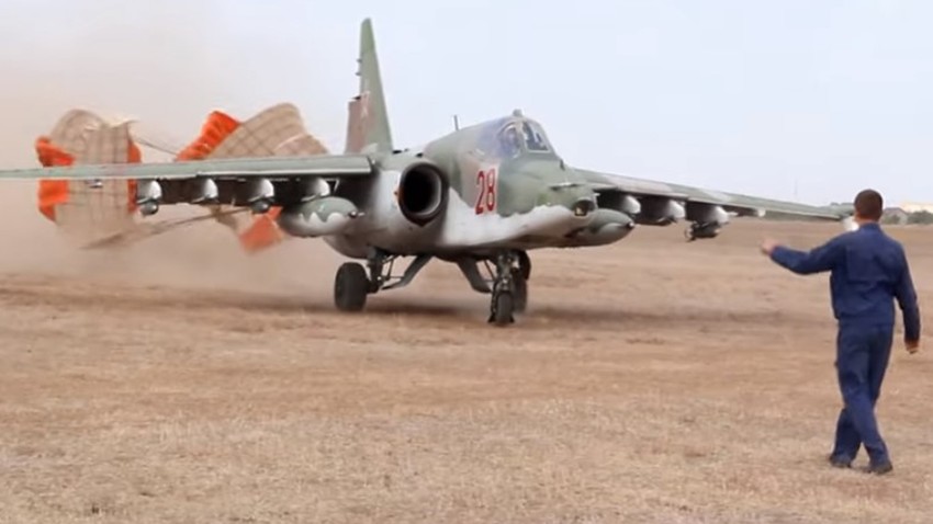 Avión Su-25, que también está en la Fuerza Aérea de Perú, aterrizando ...