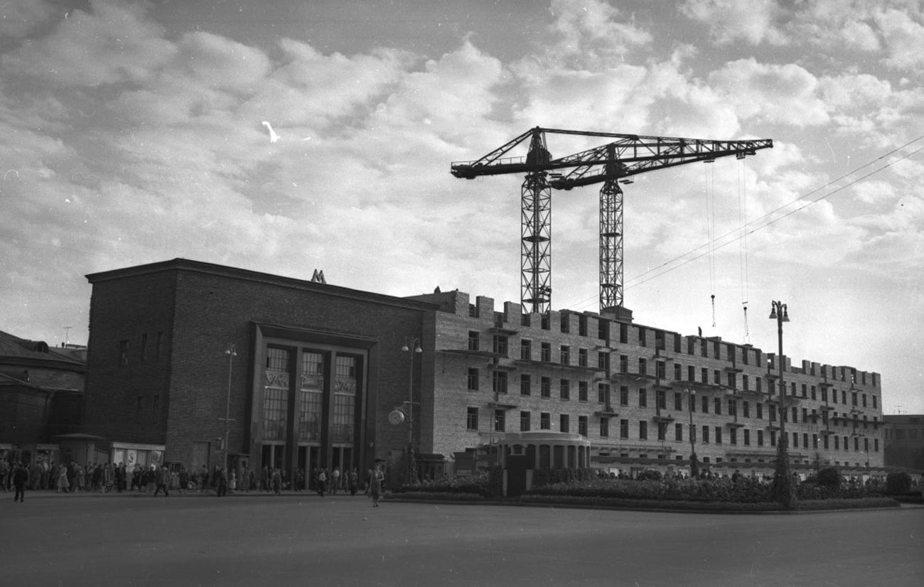 Why did the USSR build subway stations inside residential buildings ...