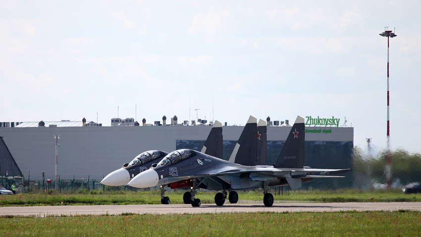 Cazas rusos Su-30SM vuelan de manera conjunta con sus homólogos chinos (Vídeo) - Russia Beyond ES
