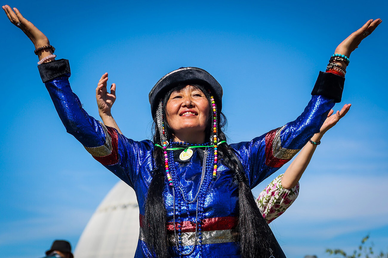 Ecco come gli jakuti festeggiano il Capodanno in piena estate - Russia ...