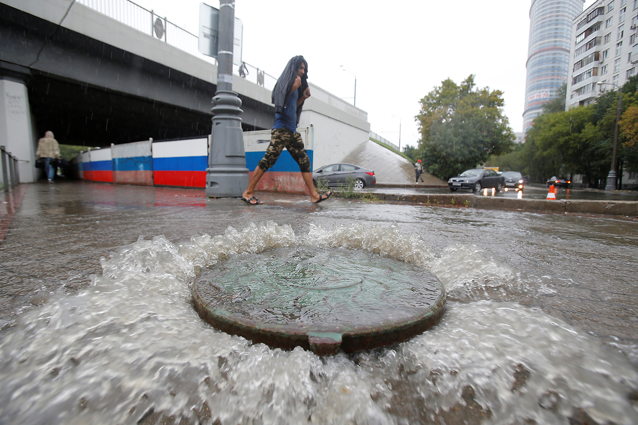 Inundaciones, cortes de calles y río desbordado por lluvias récord en ...